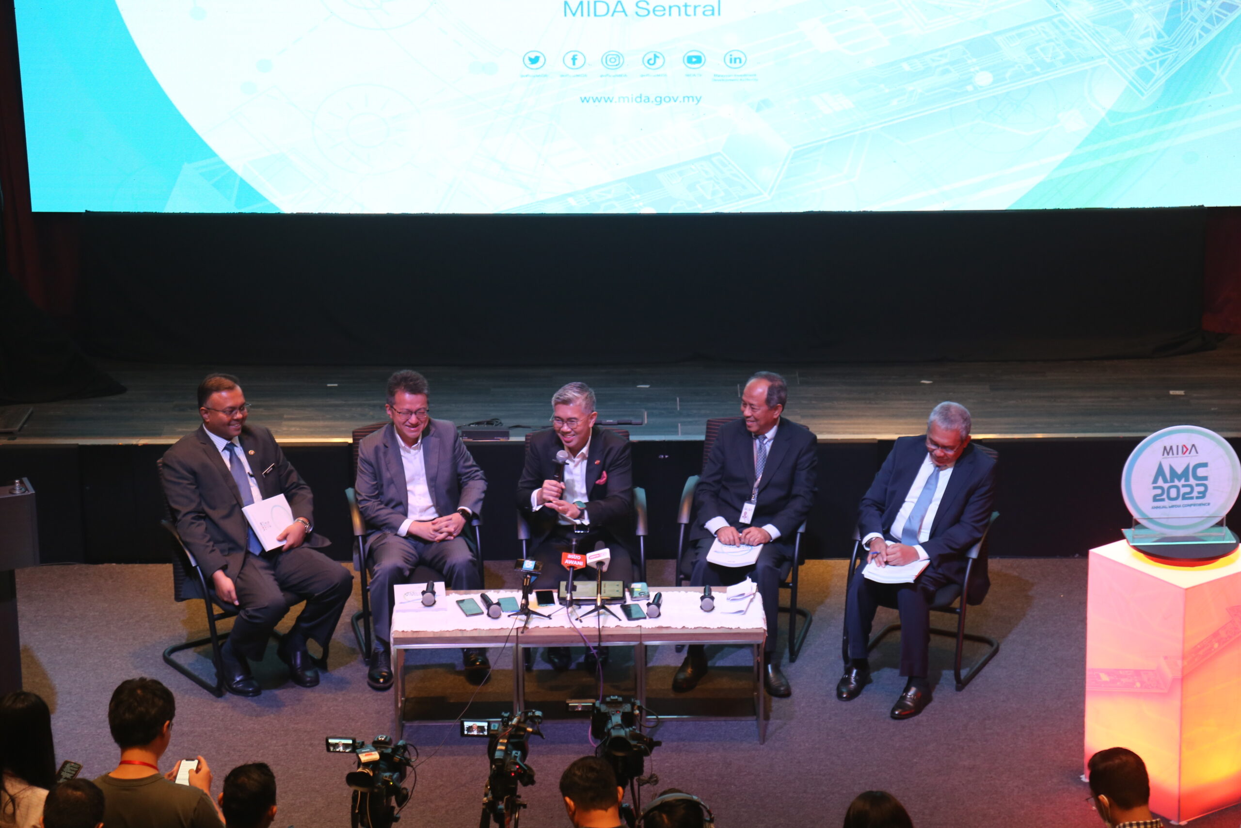 Malaysia Attracted RM264.6 Billion of Approved Investments in 2022 ...