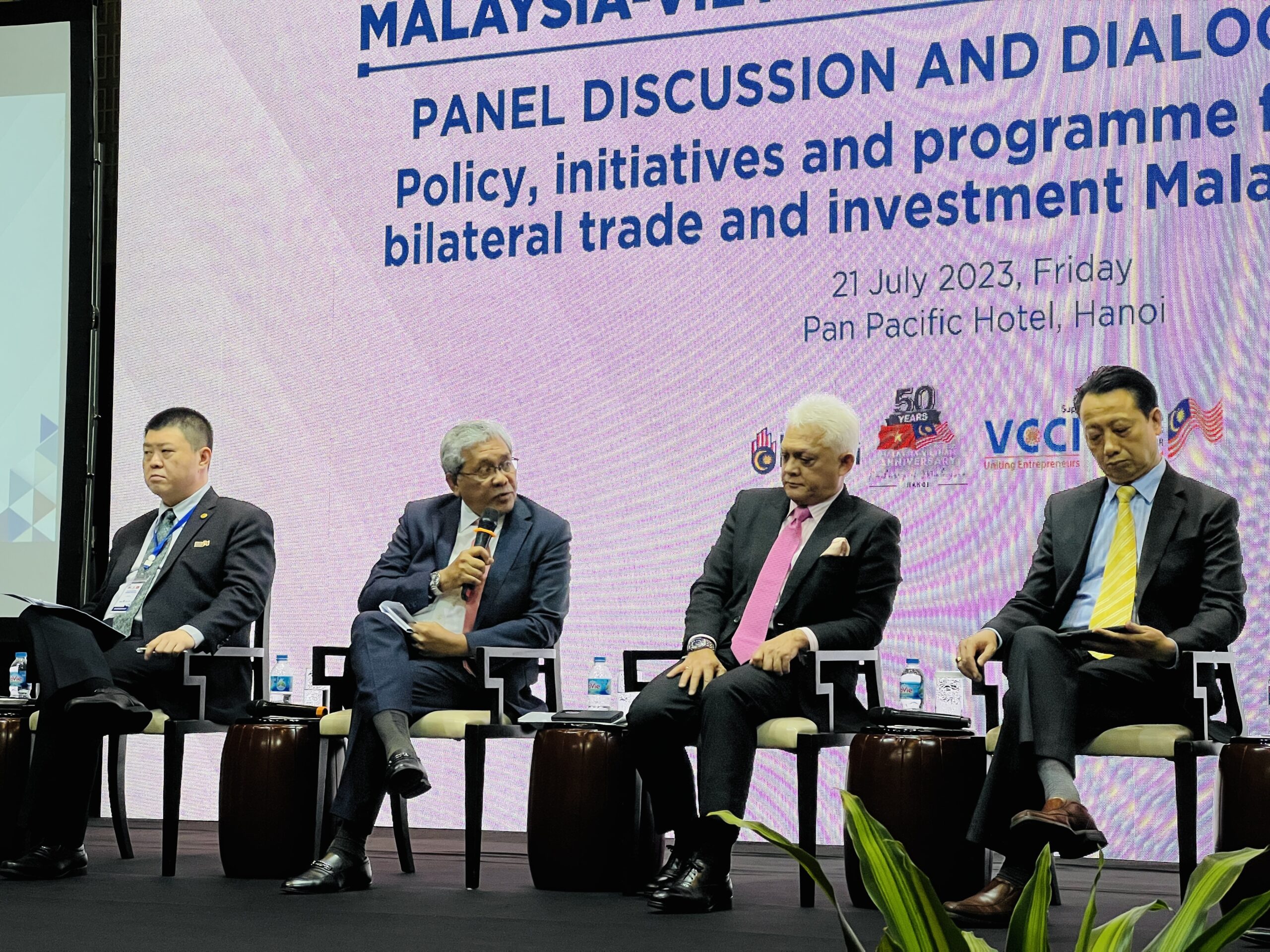 The Inaugural Official Visit of the Malaysian Government to Vietnam led by YAB Prime Minister of ...